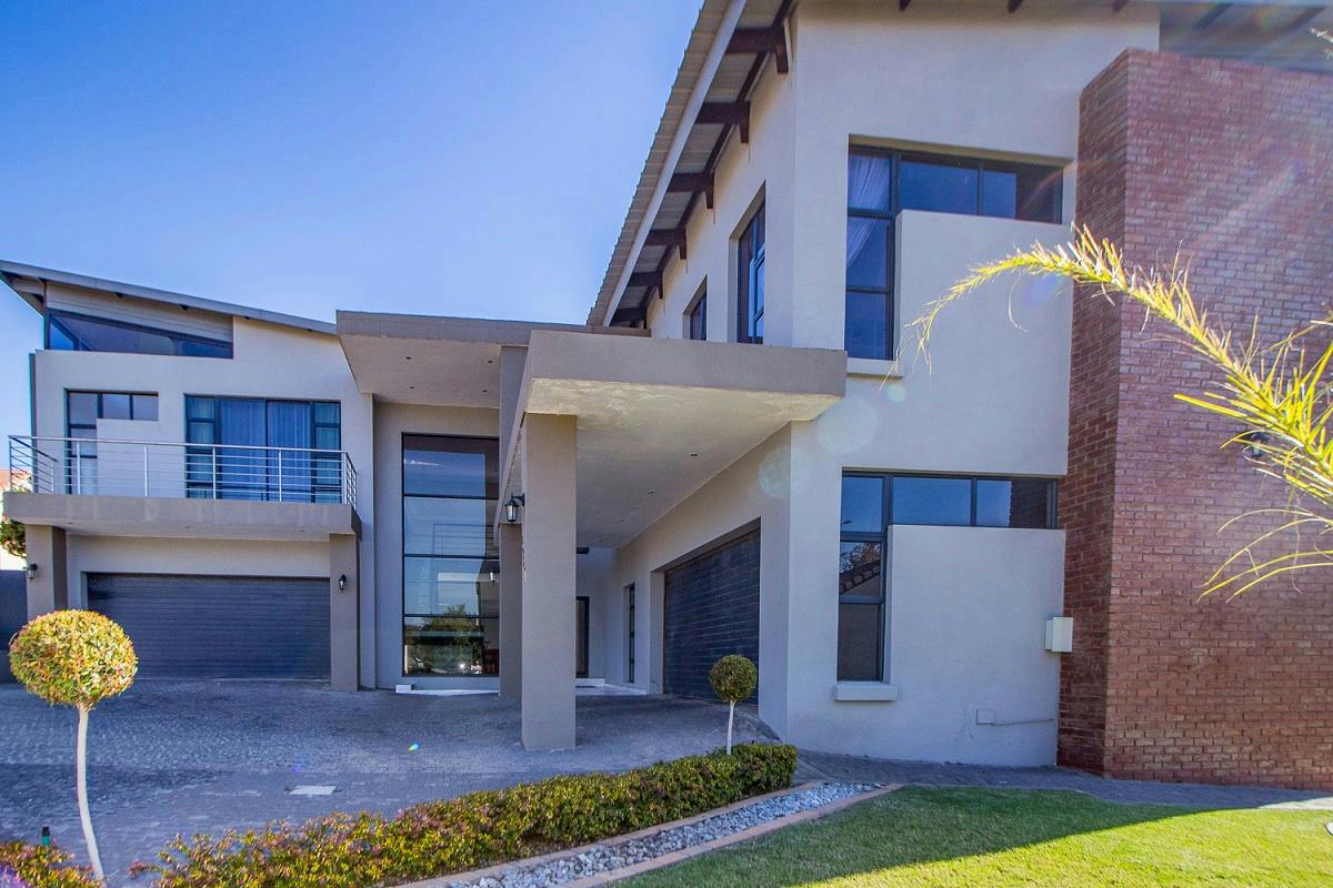 5 Bedroom House for sale in Copperleaf Estate - P24-116348620