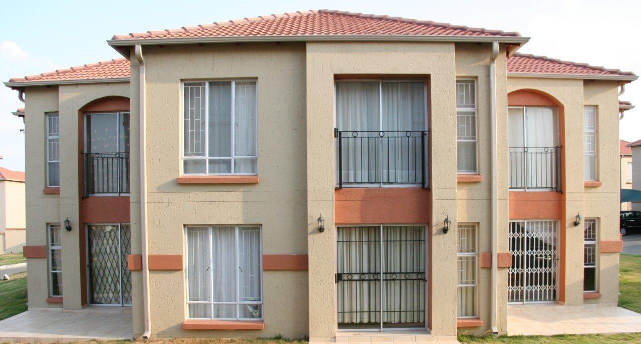 2 Bedroom Townhouse for sale in Ormonde View - P24-106644167