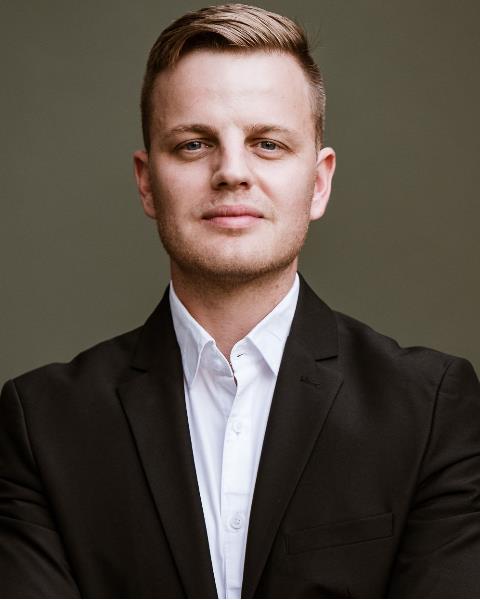 Agent profile for Michael van Riel