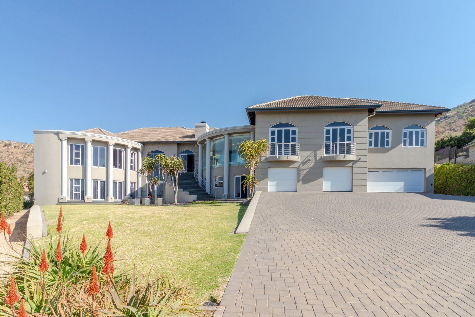 4 Bedroom House for sale in Featherbrooke Estate - 781 Featherbrooke ...