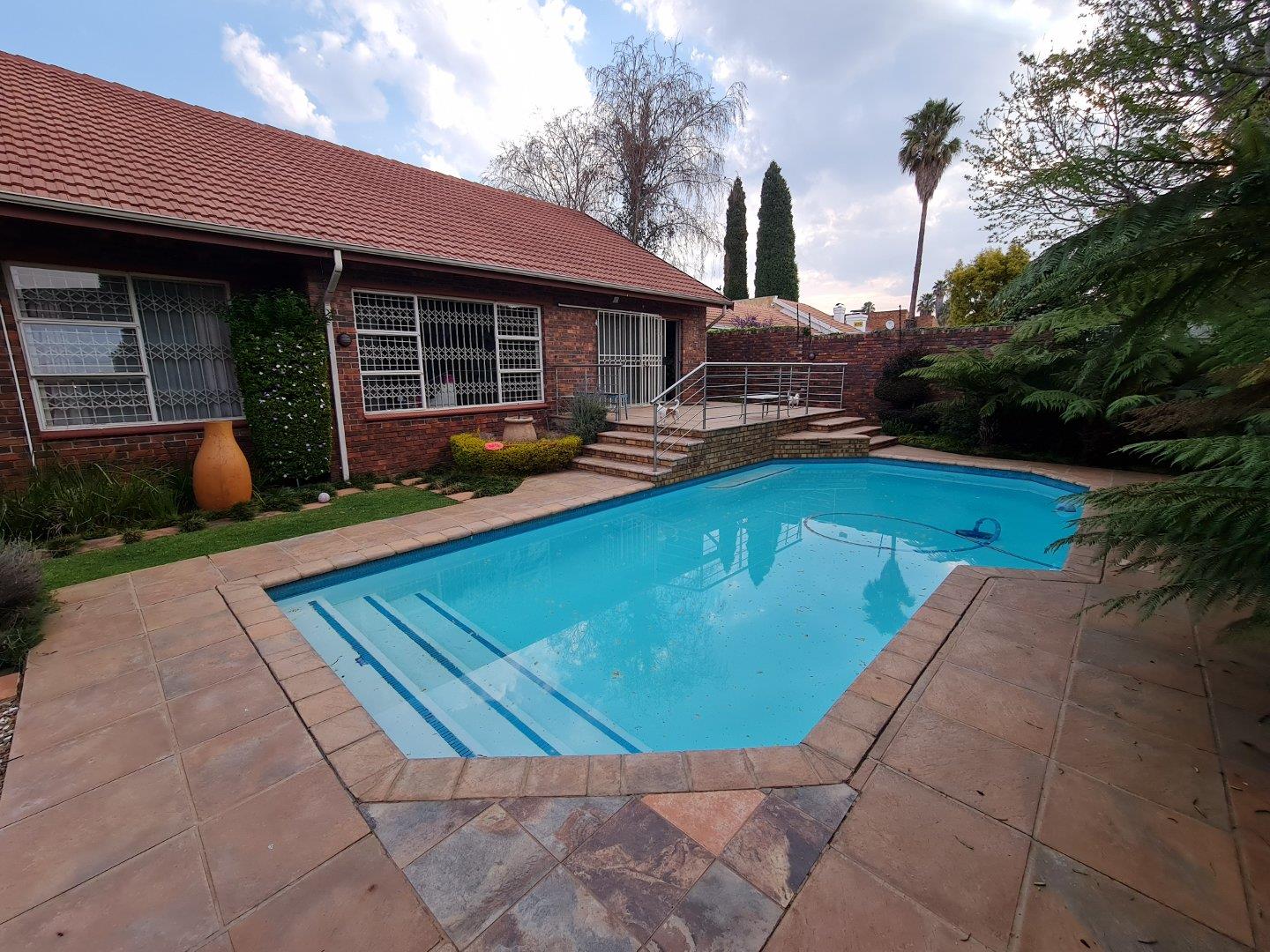 4 Bedroom House for sale in Edleen - 85 Okkerneut Avenue - P24-111658993