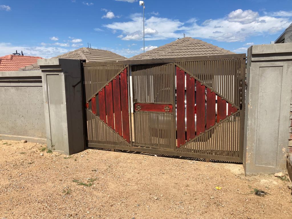 2 Bedroom House for sale in Clayville - P24-111017921