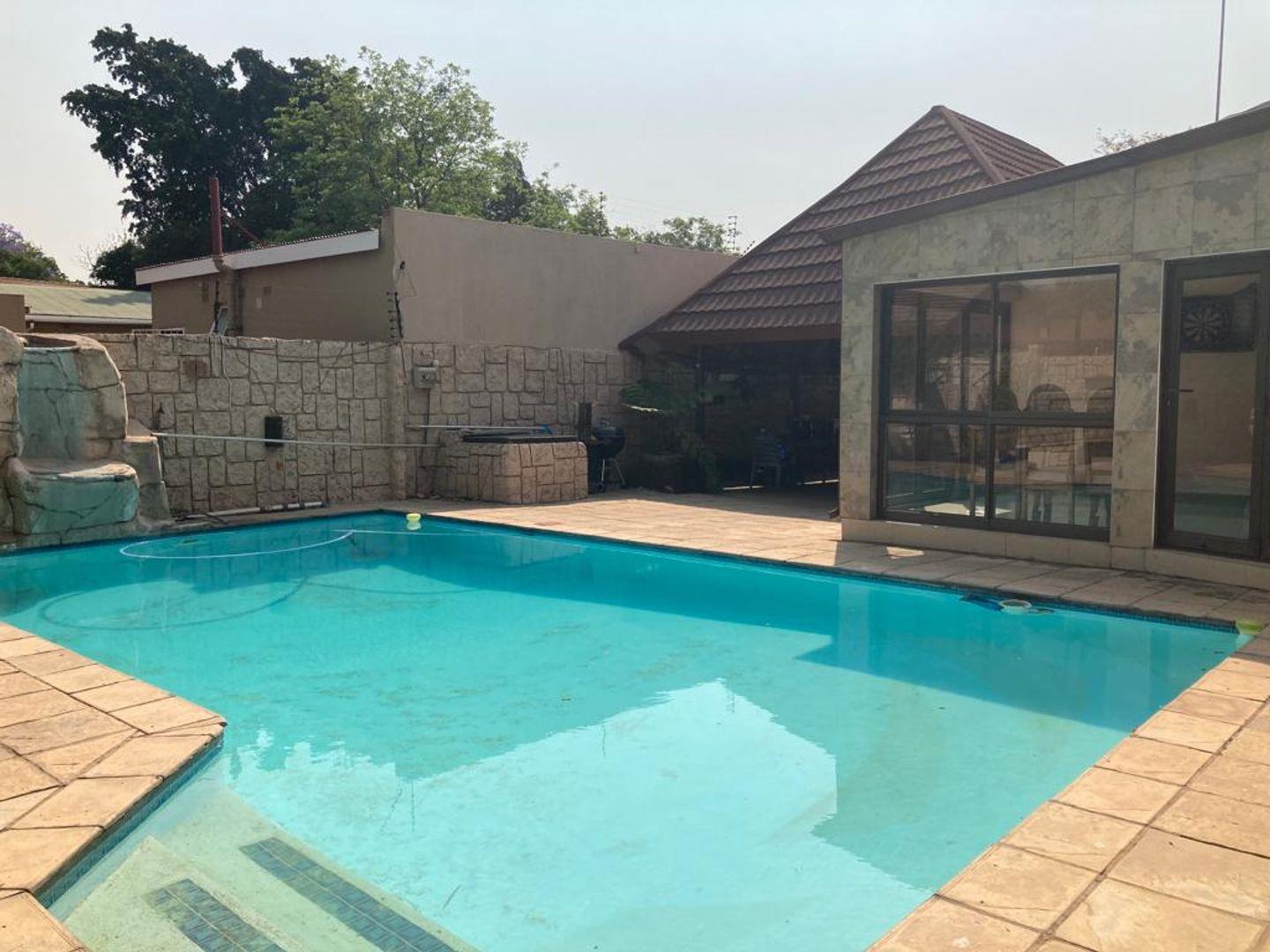 4 Bedroom House for sale in Bo-dorp - P24-111831483