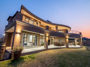 4 Bedroom House for sale in Blue Valley Golf Estate - P24-111878679