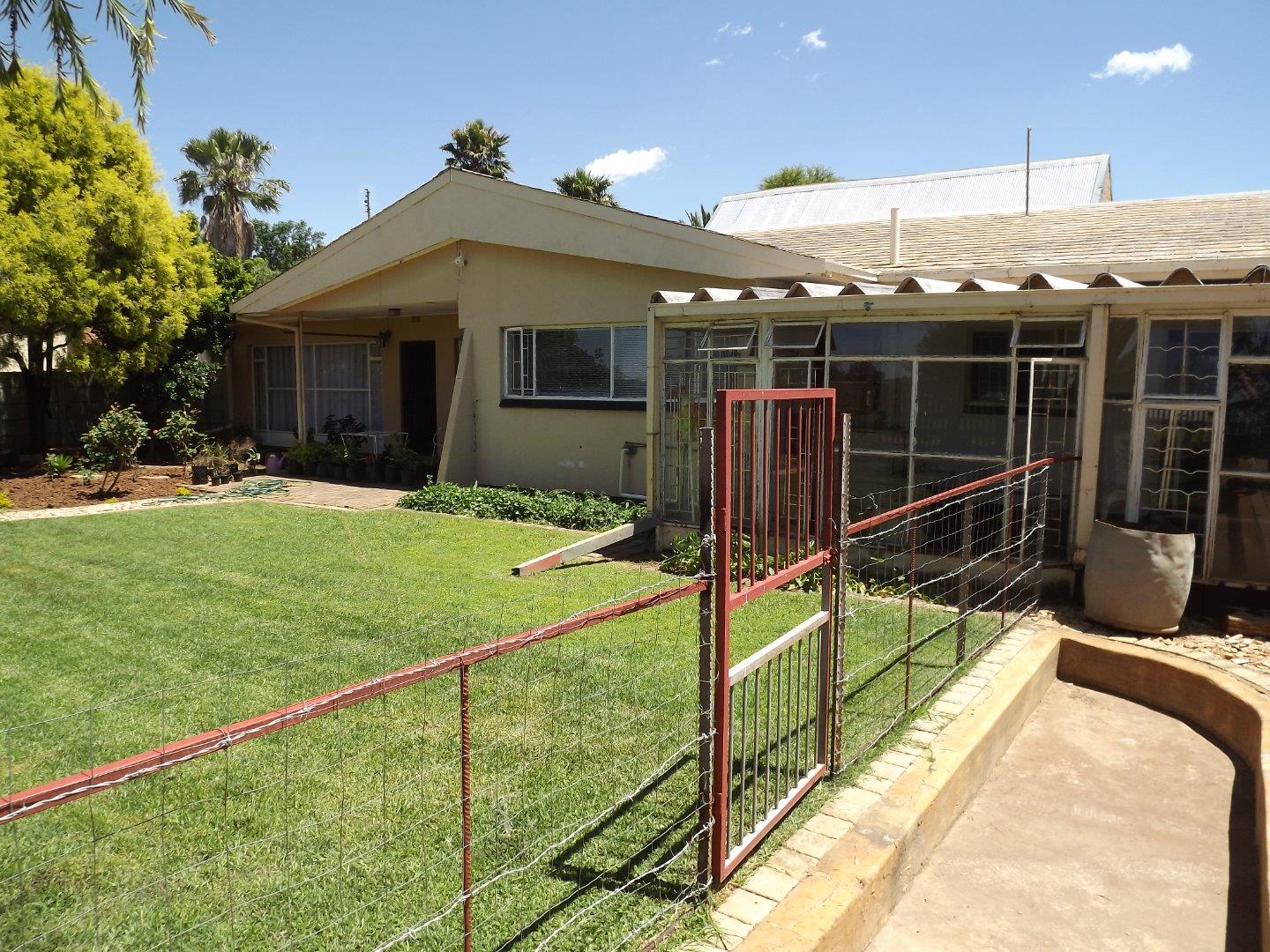 6 Bedroom House for sale in Meiringspark - P24-112041086