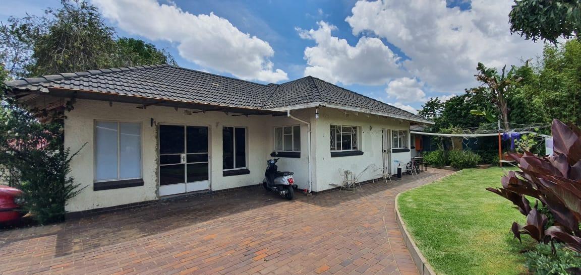 3 Bedroom House for sale in Robertsham - P24-112135674