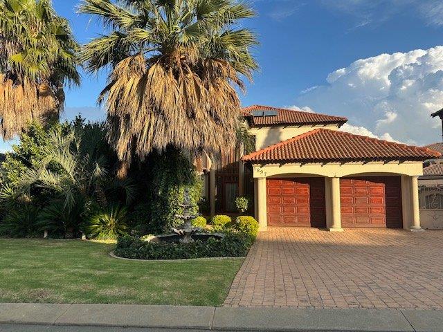 6 Bedroom House for sale in Blue Valley Golf Estate - P24-112143932