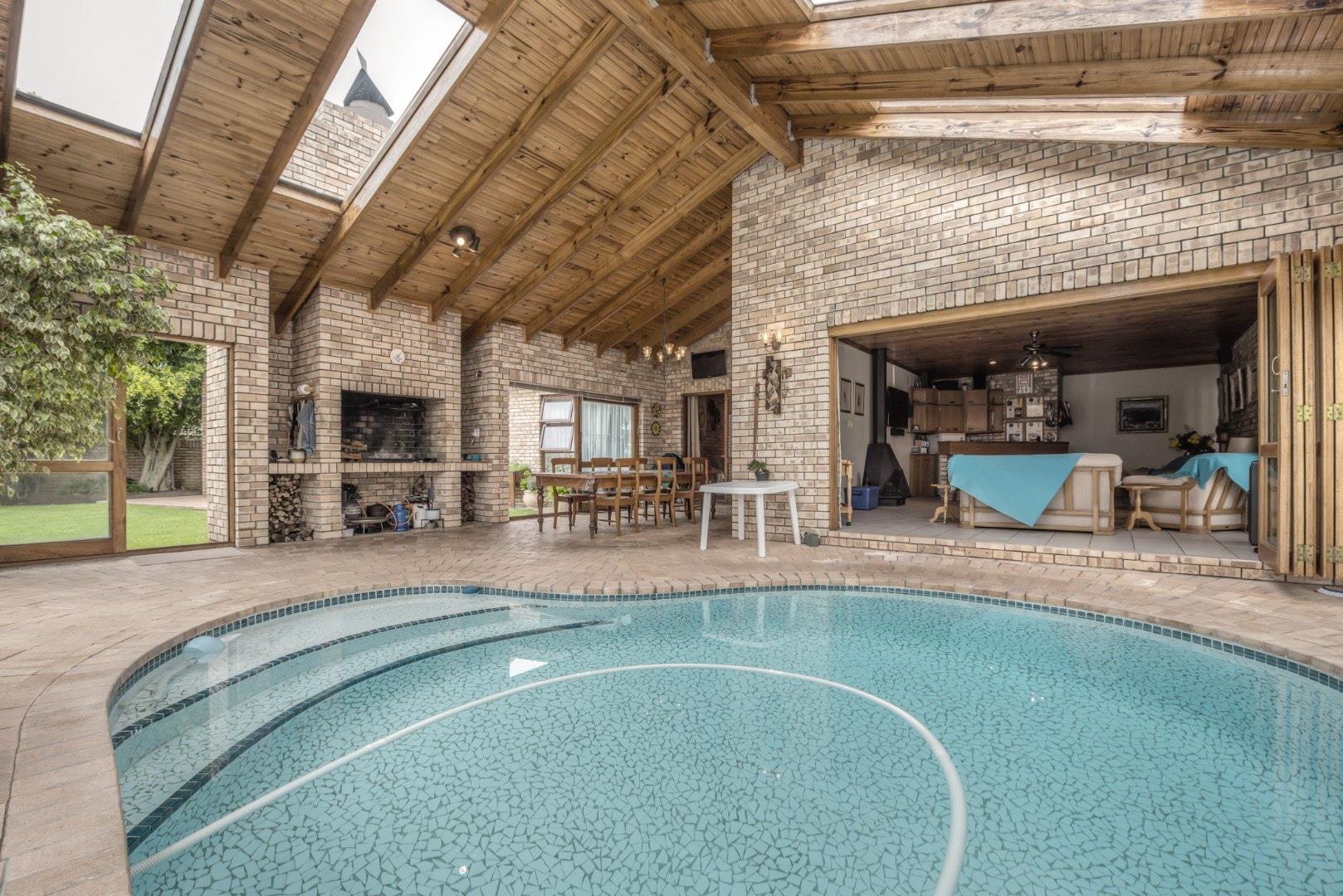 4 Bedroom House for sale in Summerstrand - P24-112242001