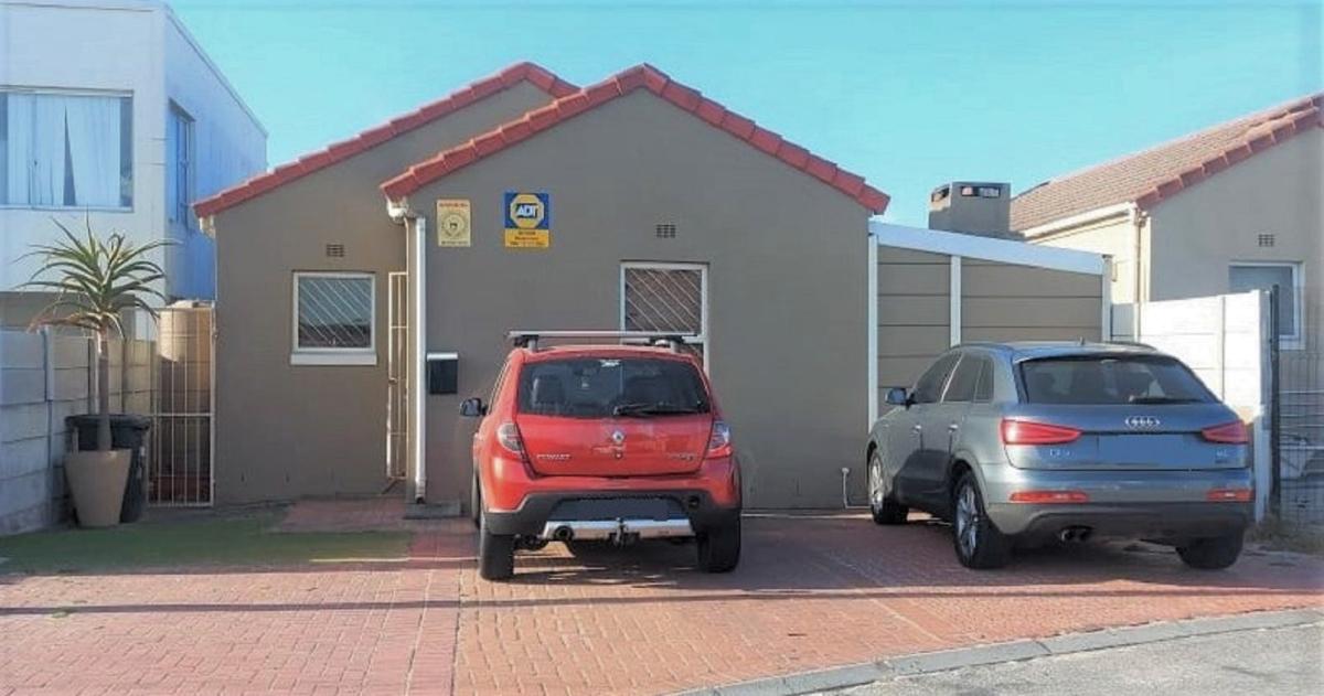 3 Bedroom House for sale in Strandfontein - P24-115517976