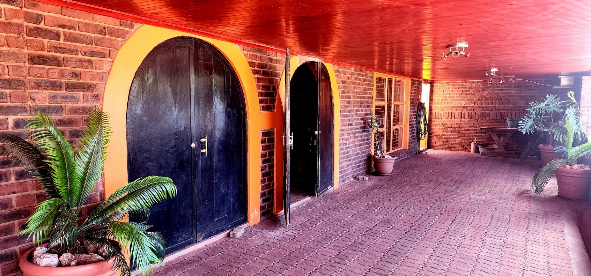 7 Bedroom House for sale in Kathu - P24-112282672