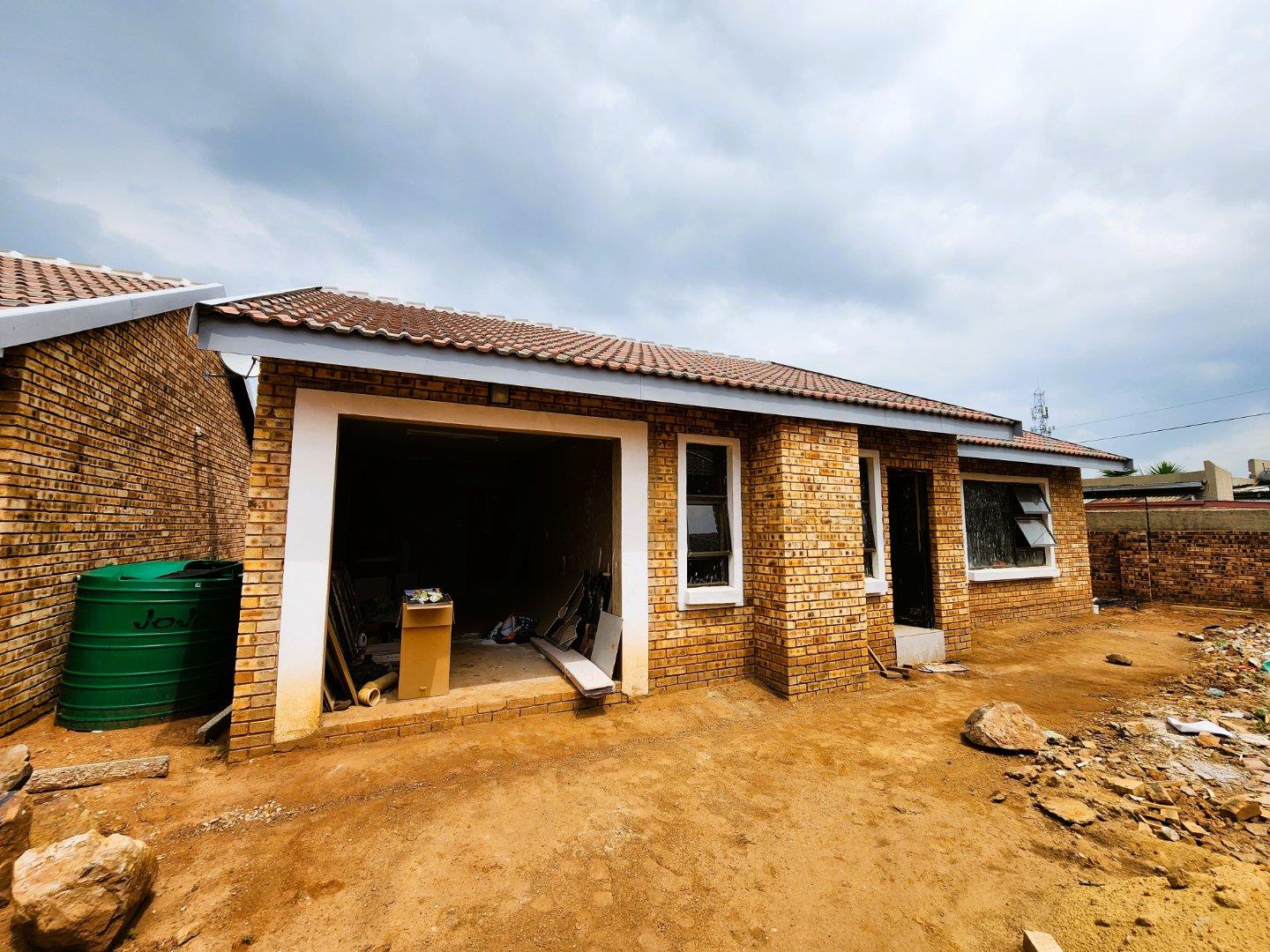 2 Bedroom House for sale in Greenhills Ext 3 - 33 Catherine Road - Unit ...