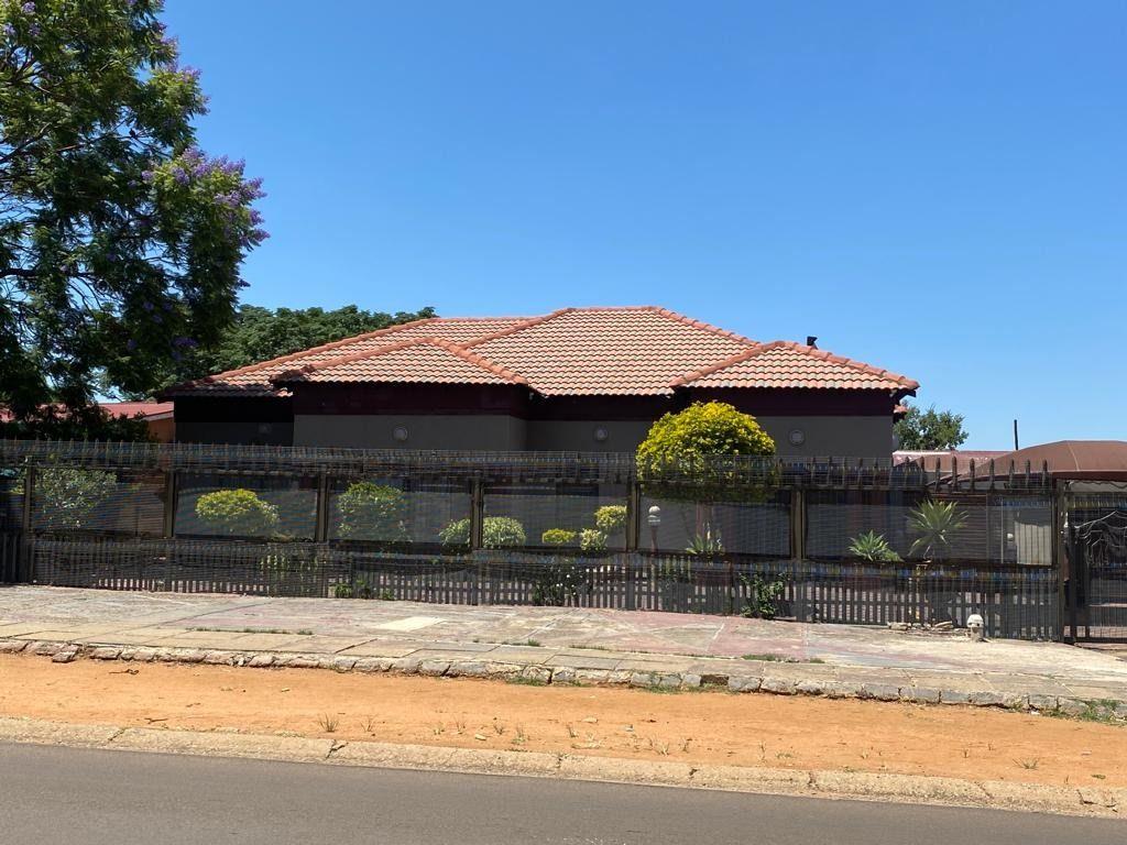 4 Bedroom House for sale in Rustenburg North - P24-112317648