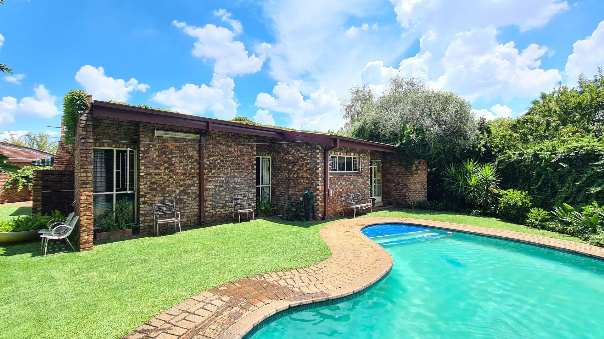 3 Bedroom House for sale in Potchefstroom Central - P24-112341207