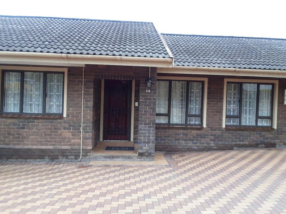 4 Bedroom House for sale in Stanger Manor - P24-116843965