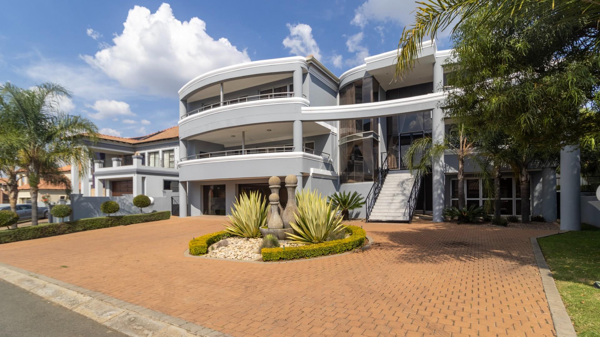 6 Bedroom House for sale in Blue Valley Golf Estate - P24-112465143