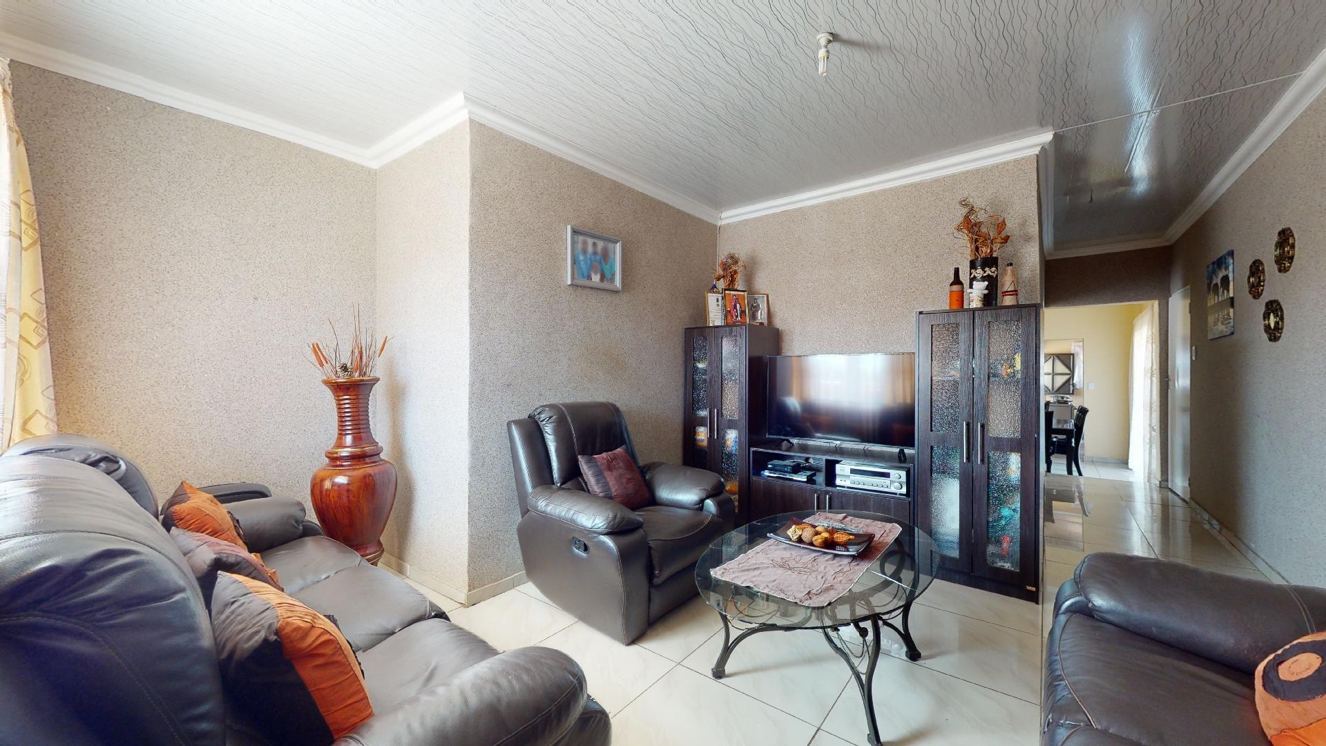 3 Bedroom House for sale in Ikageng - P24-112488445