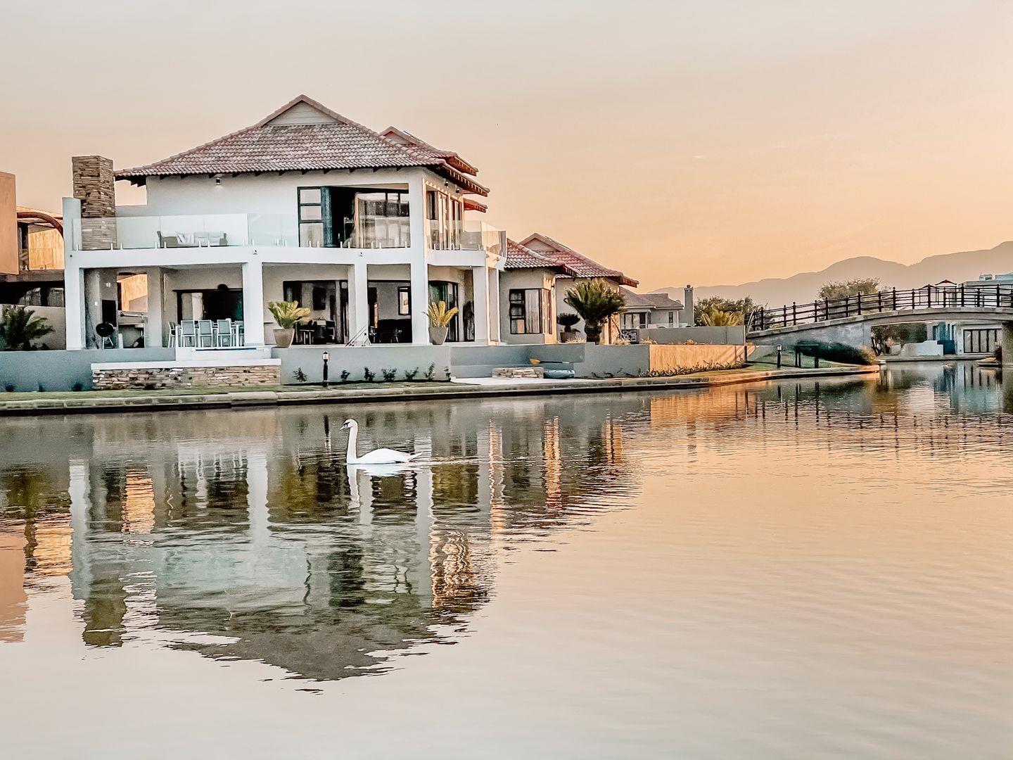 4 Bedroom House for sale in The Islands Estates - P24-109927997