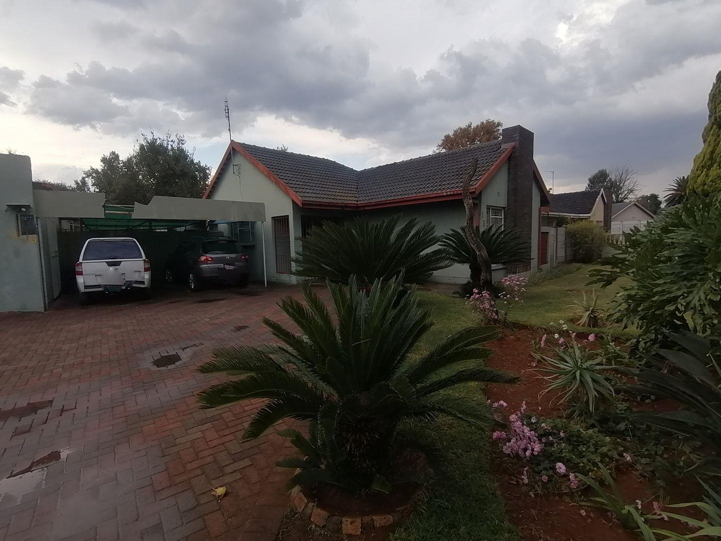 3 Bedroom House for sale in Stilfontein Ext 4 - P24-112620863