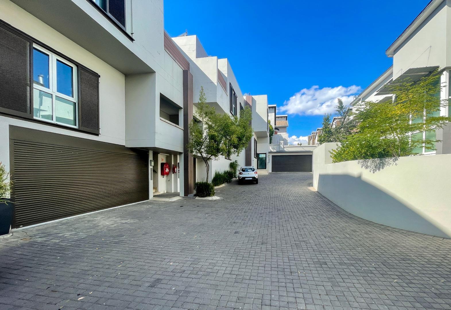 3 Bedroom Townhouse for sale in Bryanston - P24-111675603