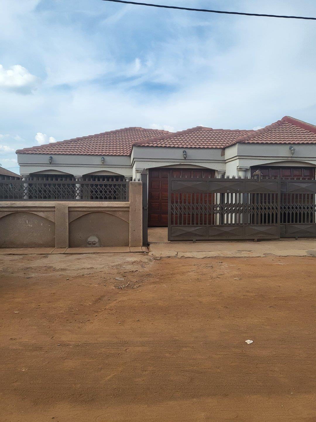 3 Bedroom House for sale in Soshanguve South Ext 4 - P24-112793952