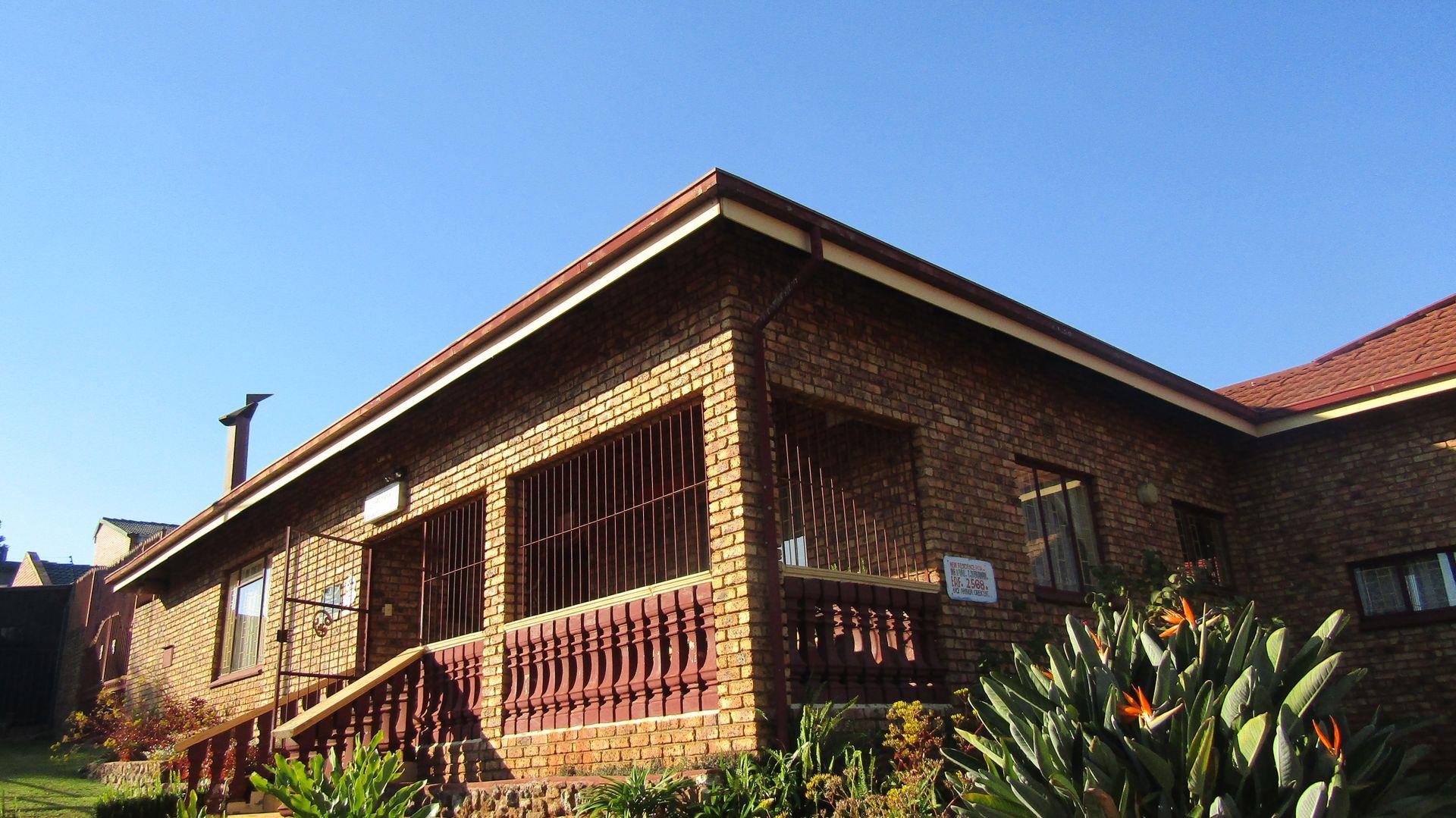 4 Bedroom House for sale in Laudium - P24-112808011