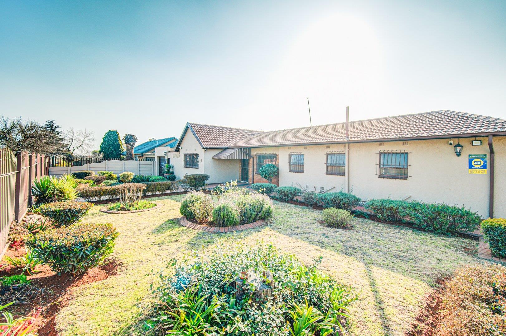 4 Bedroom House for sale in Rondebult - P24-114401821