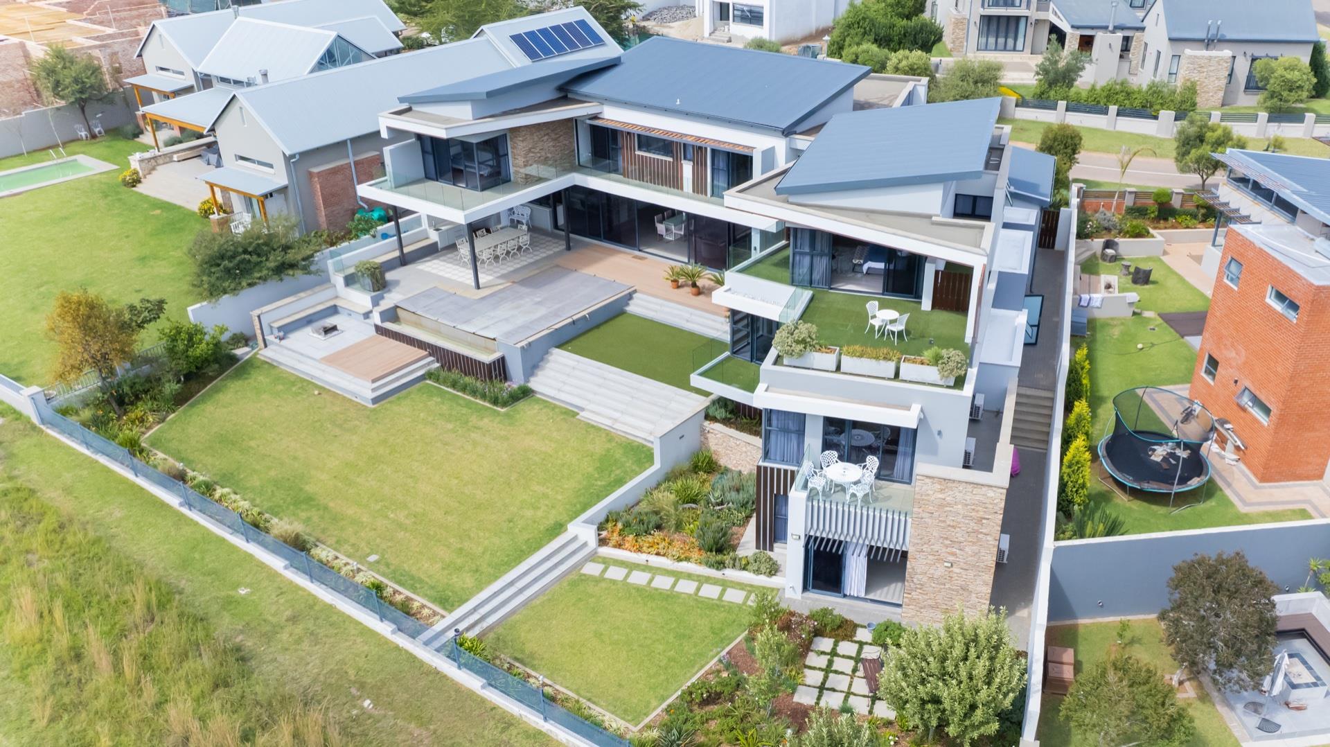 5 Bedroom House for sale in Copperleaf Estate - P24-112978844