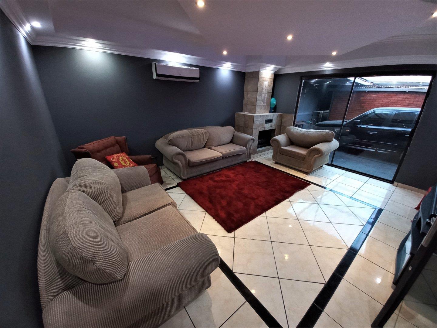 4 Bedroom House for sale in Heidedal - P24-113012697