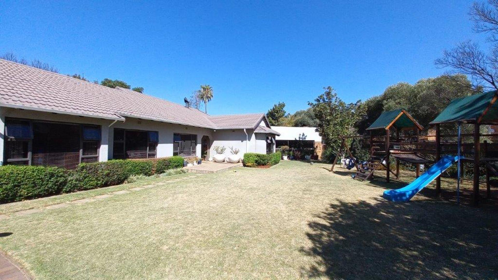 4 Bedroom House for sale in Sunward Park - P24-113029025