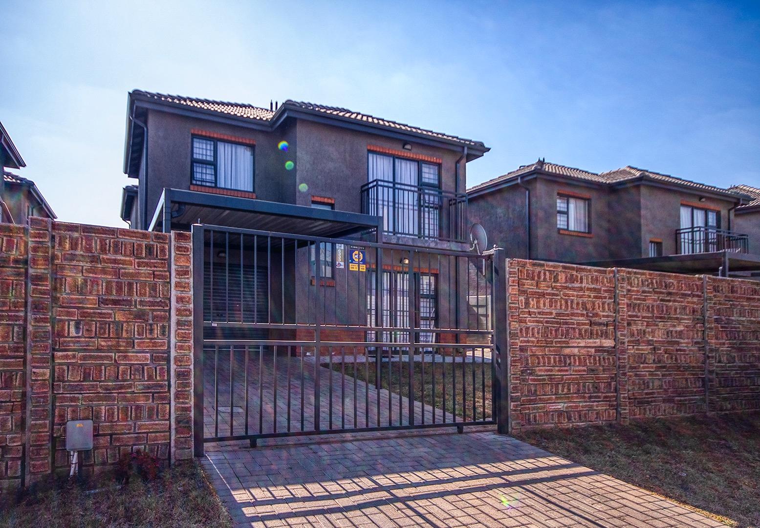 3 Bedroom House for sale in Leopard's Rest Security Estate - P24-113038004