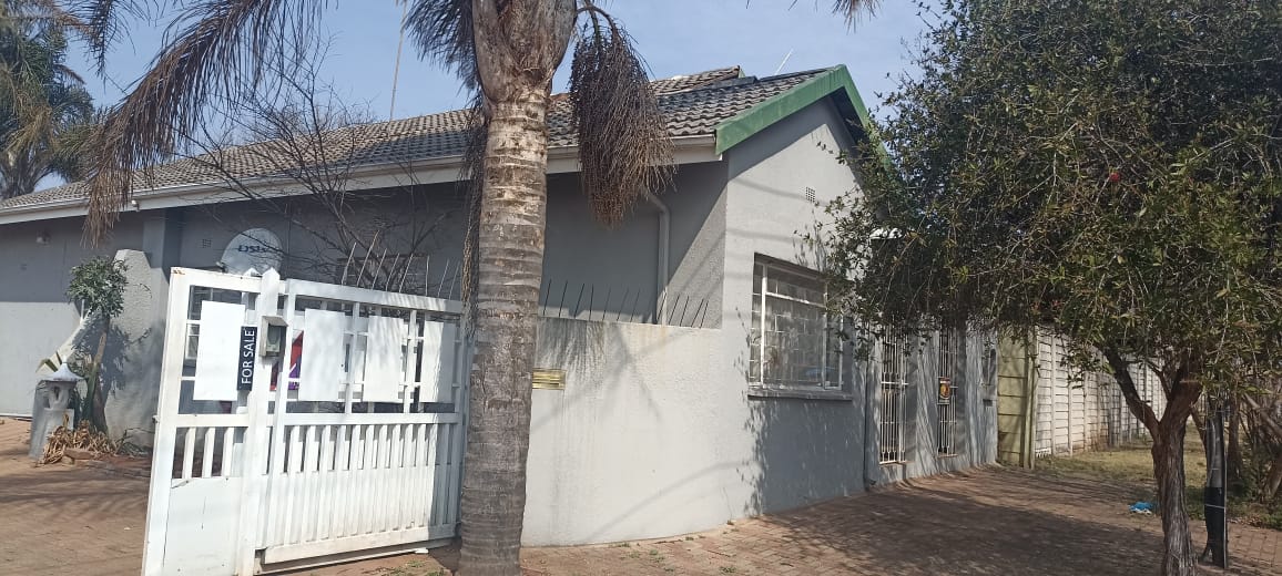 3 Bedroom House for sale in Randgate - P24-112515913