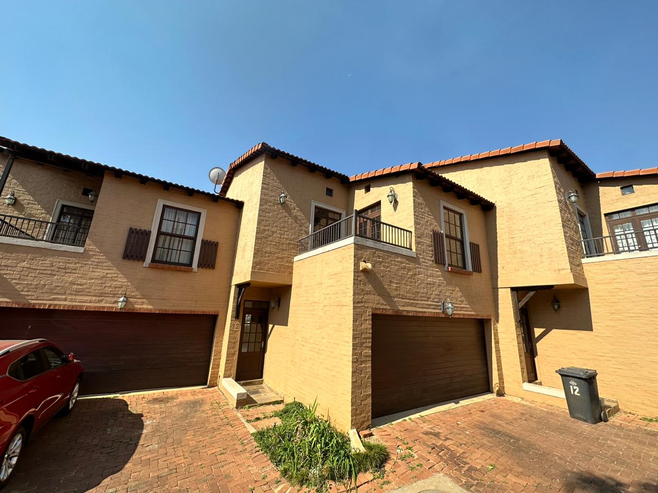 3 Bedroom Townhouse for sale in Country View Estate - P24-113087564