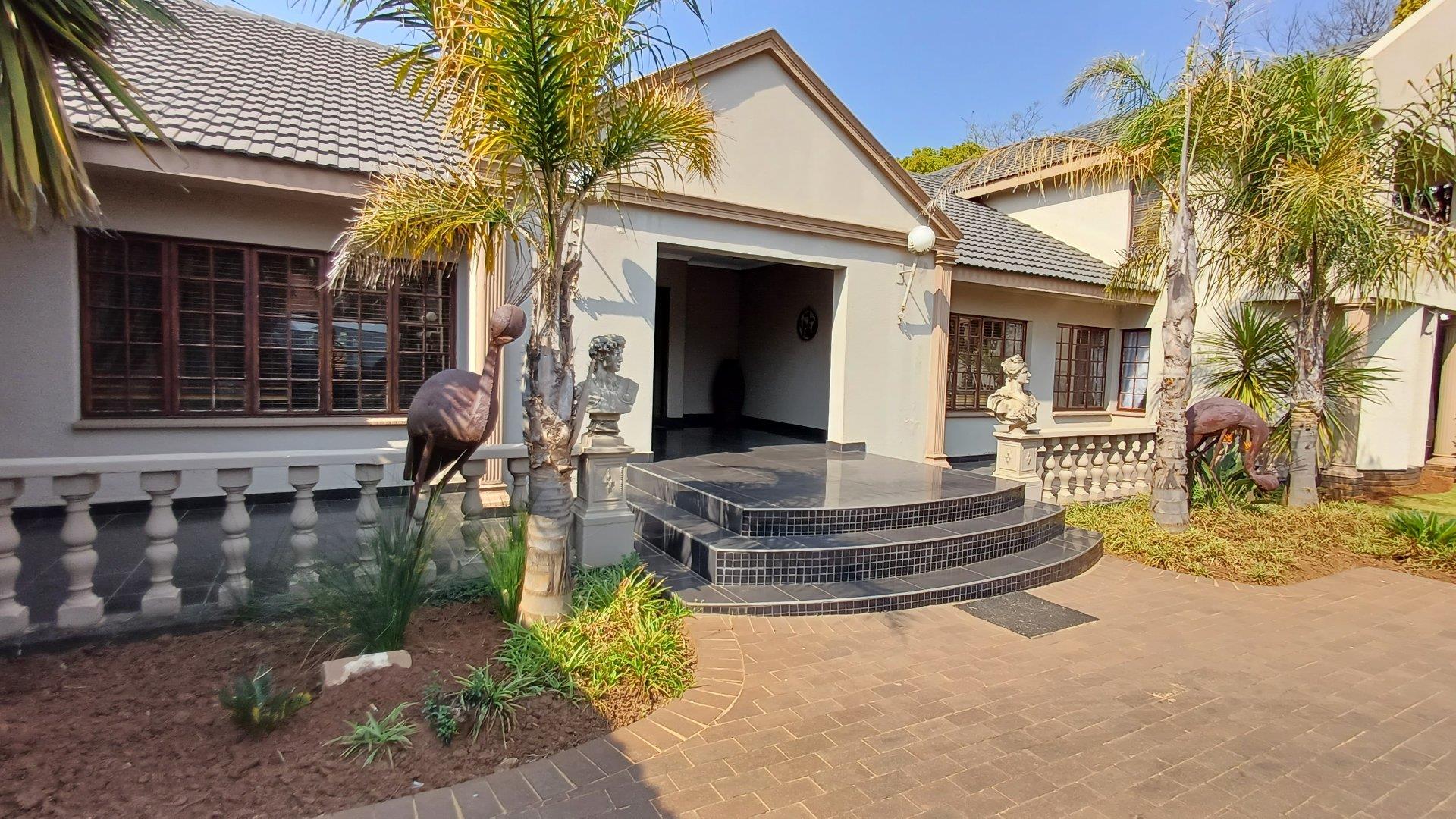 5 Bedroom House for sale in Presidents Dam - P24-113295858