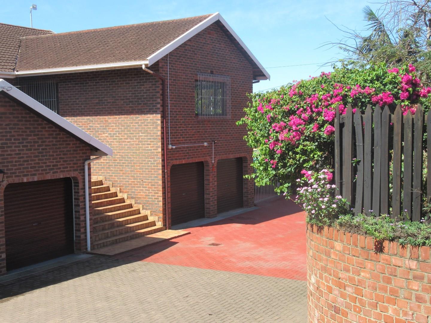 3 Bedroom Townhouse for sale in Scottburgh Central - P24-113427005