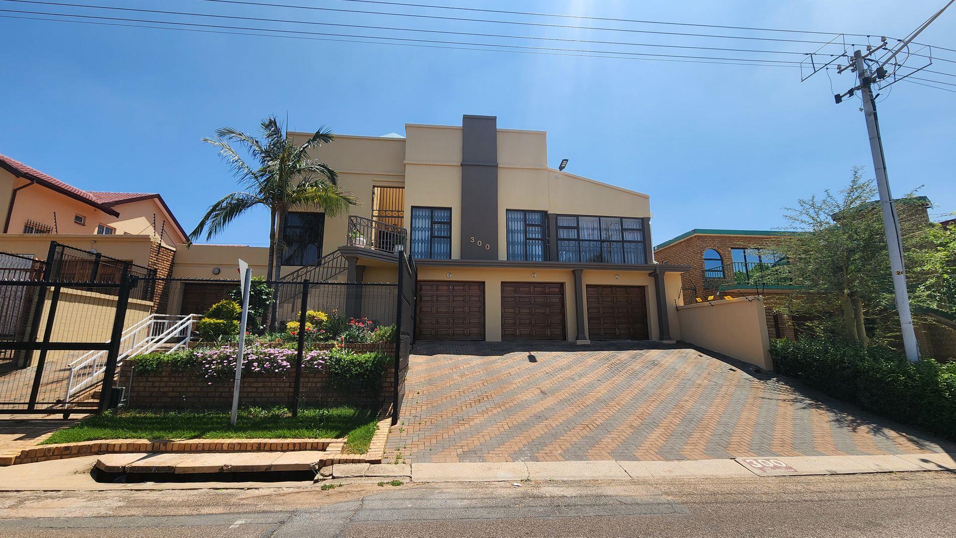 5 Bedroom House for sale in Laudium - P24-113507248