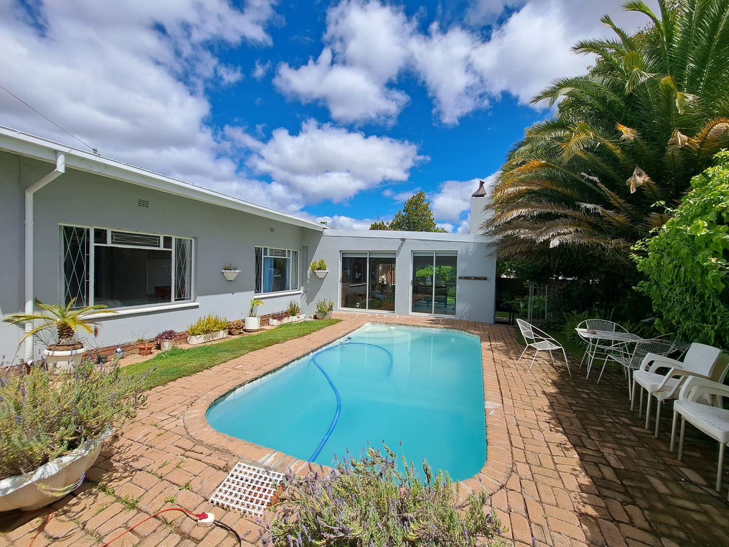 6 Bedroom House for sale in Cradock - 14 Hofmeyer Road - P24-113544537