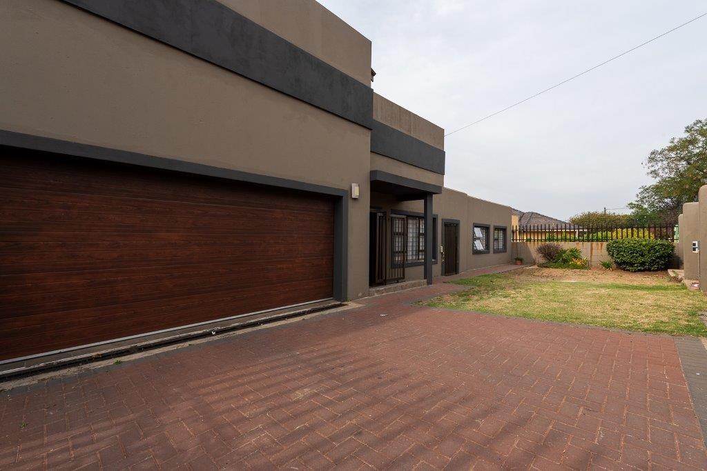 3 Bedroom House for sale in Robertsham - P24-113577381