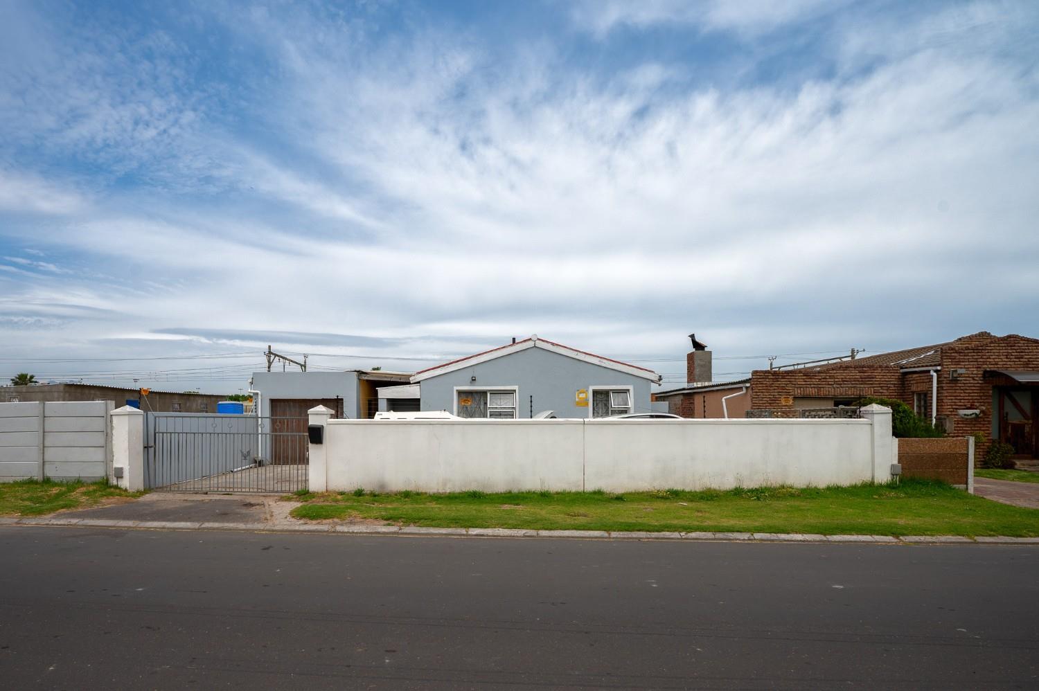 3 Bedroom House for sale in Peerless Park West - P24-113581890