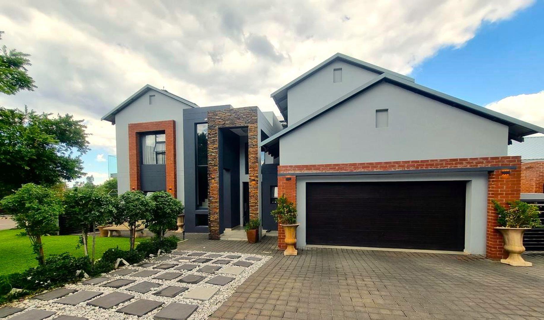 5 Bedroom House for sale in Copperleaf Estate - P24-113596112