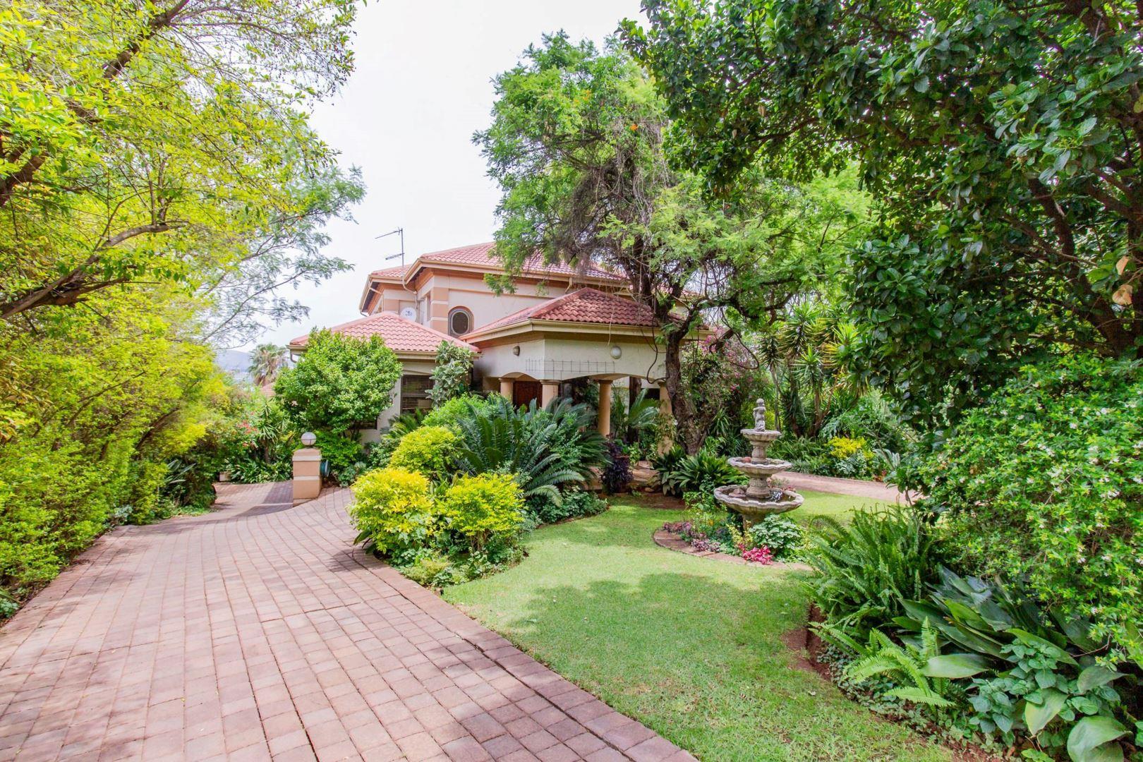 4 Bedroom House for sale in Kosmos Ridge - P24-115482009