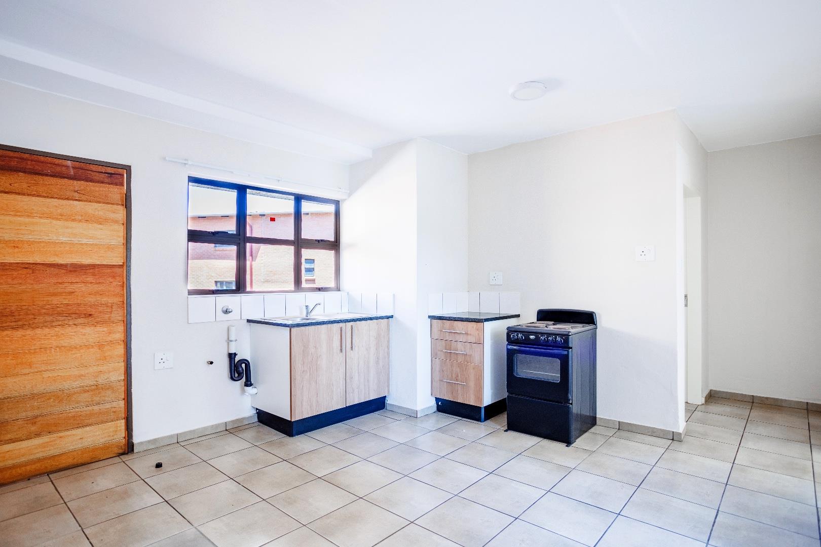 2 Bedroom Apartment / flat to rent in Kempton Park Central - 1 Long ...