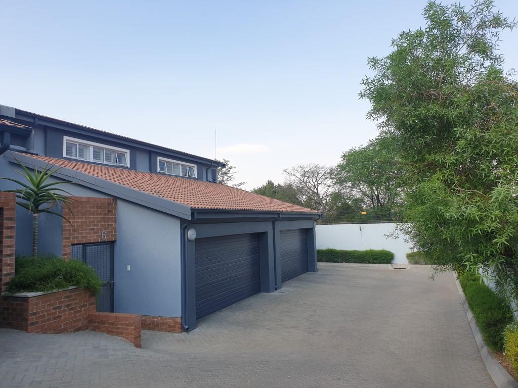 3 Bedroom Townhouse for sale in Rivonia - P24-108256095