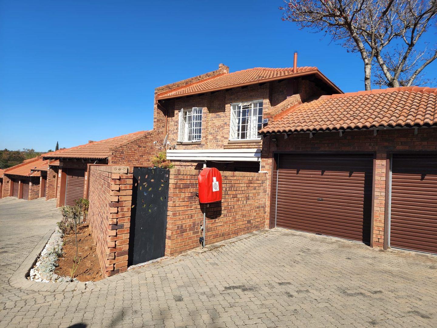 3 Bedroom Townhouse for sale in Garsfontein - P24-113834468