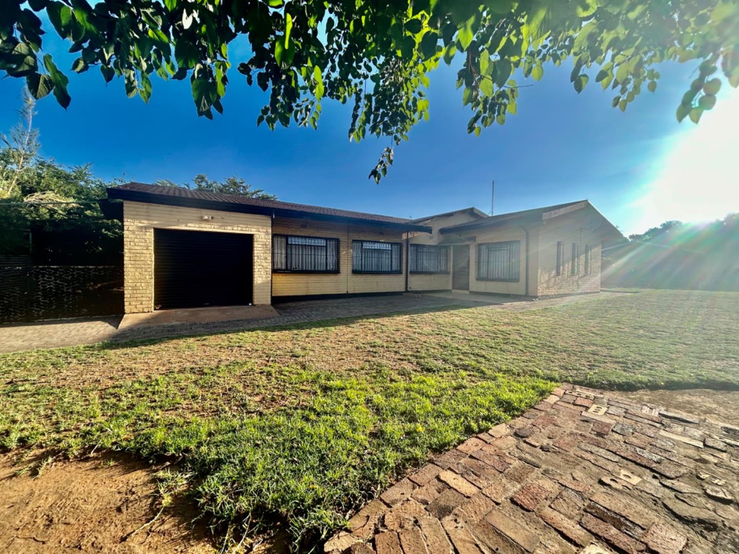3 Bedroom House for sale in Vanderbijlpark CW 4 - P24-113859283