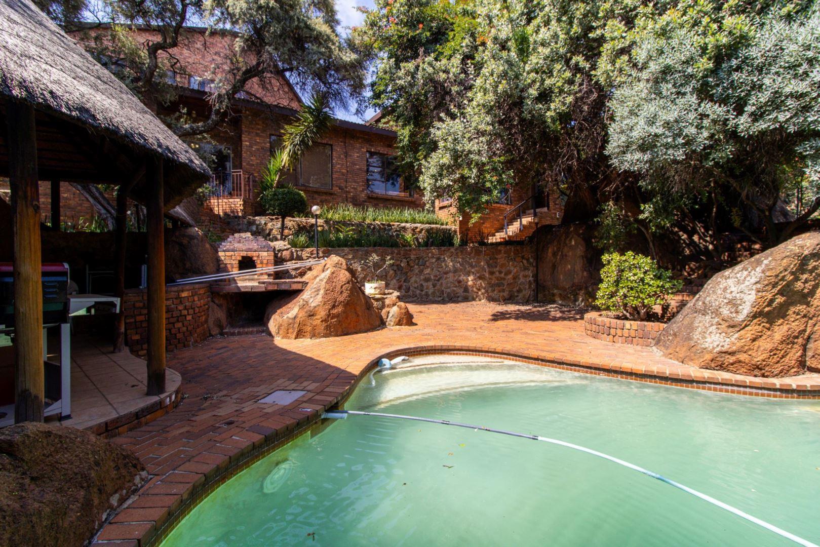 8 Bedroom House for sale in Glenvista - 102 Basson Drive - P24-113953050