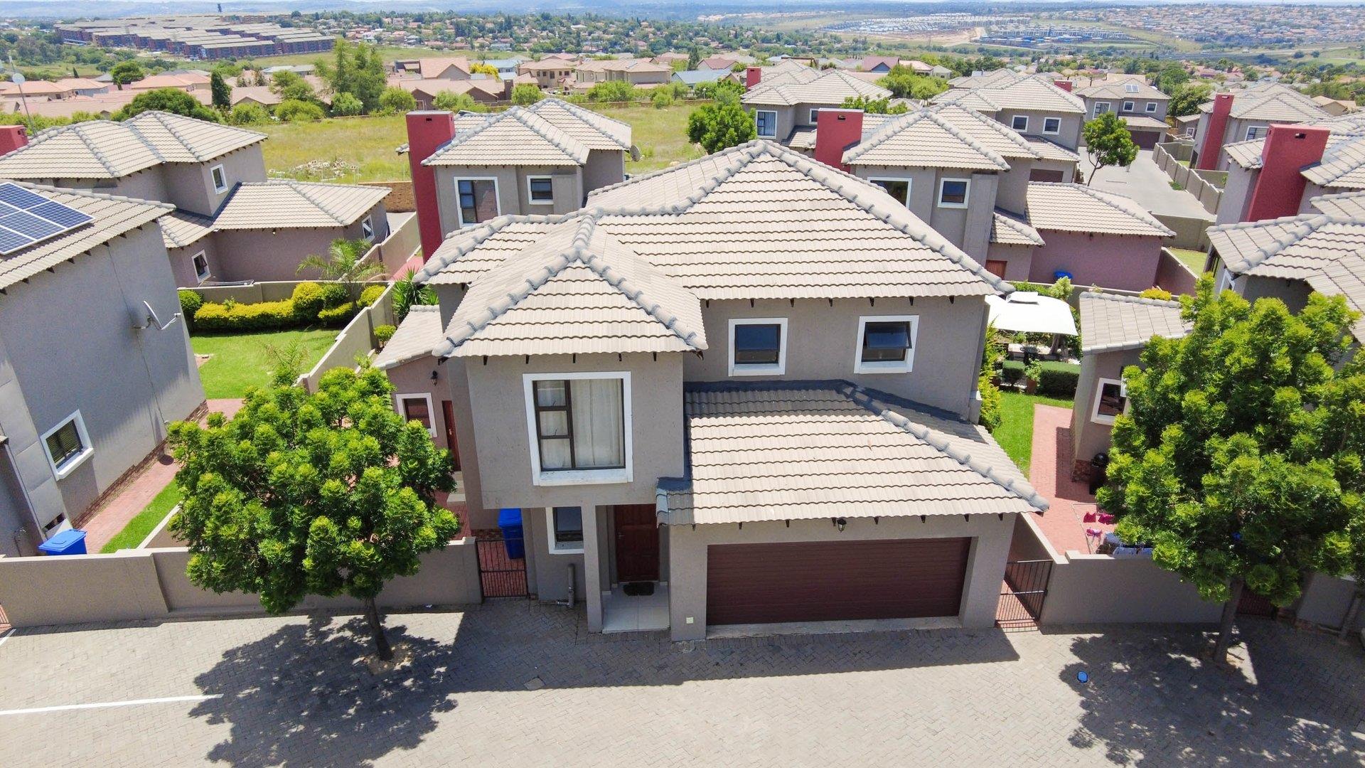 3 Bedroom House for sale in Thatchfield Hills - P24-116367747