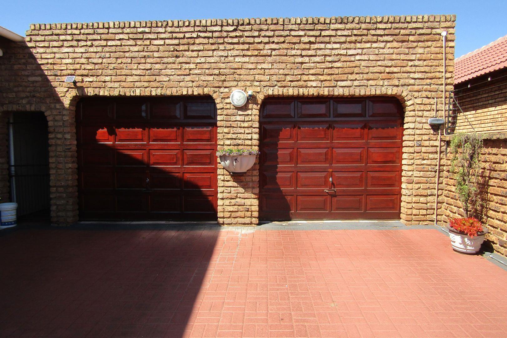 3 Bedroom House for sale in Carletonville Central - P24-111637205