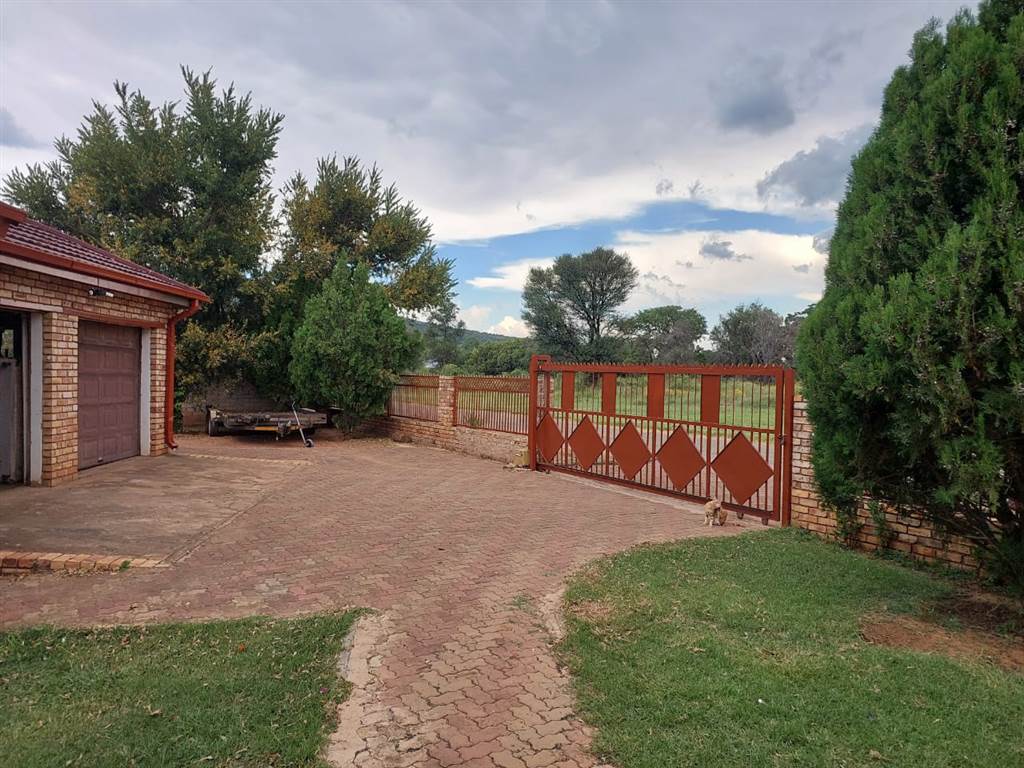 3 Bedroom House for sale in Zeerust - P24-115246284
