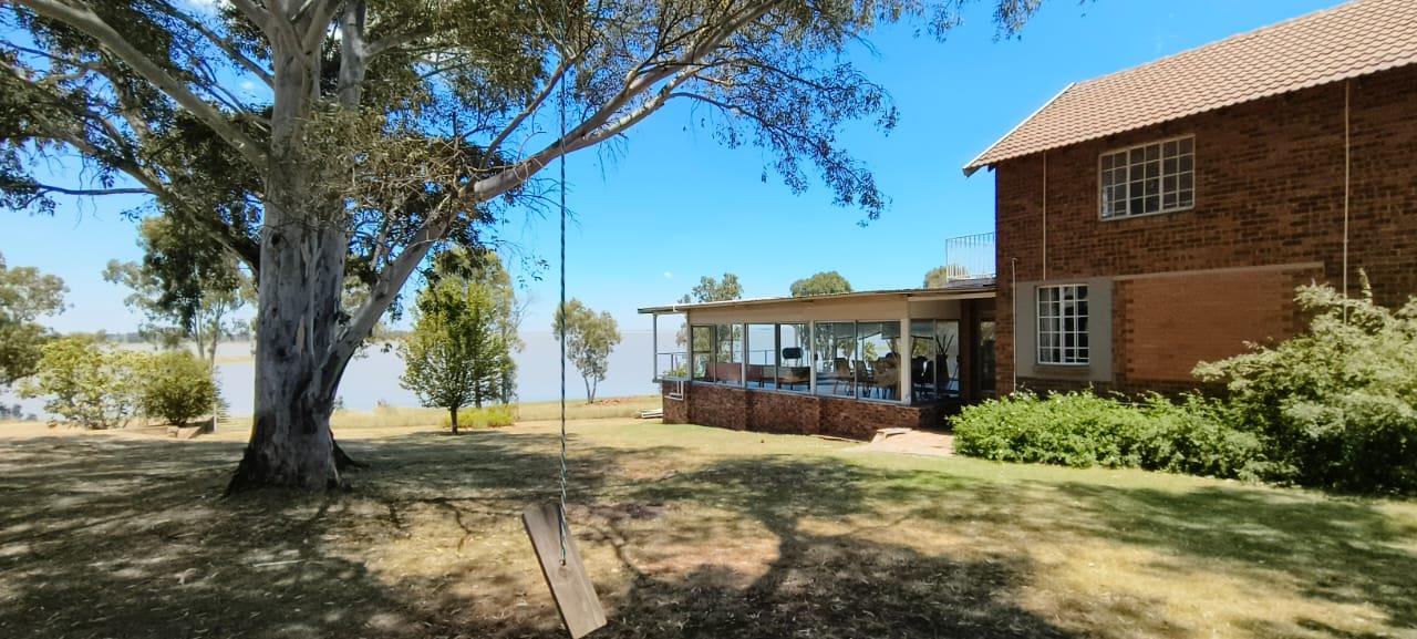 5 Bedroom House for sale in Oranjeville - P24-114034995