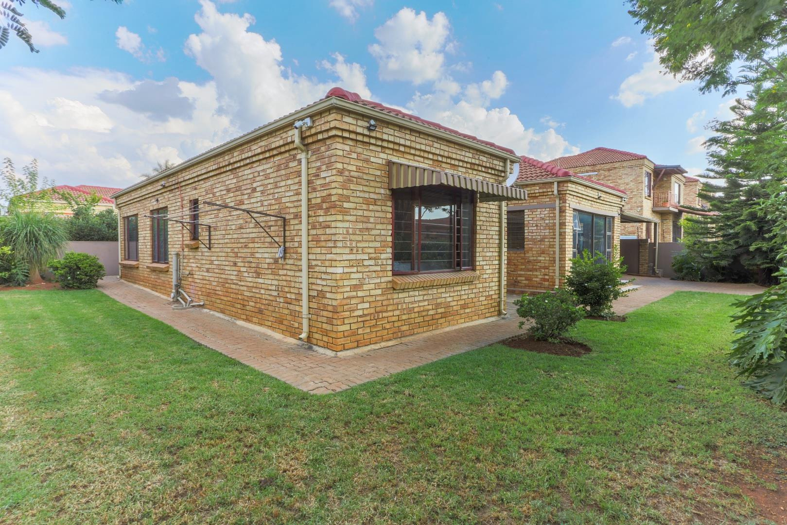 3 Bedroom Townhouse for sale in Ruimsig Noord - Hole-In-One Street ...